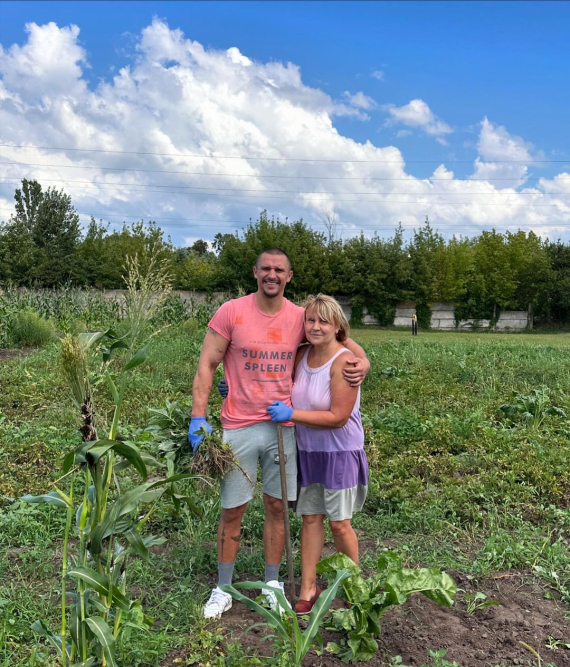 Цимбалюк показав, як допомагає матері на городі в Корсуні | Новини на Gazeta.ua